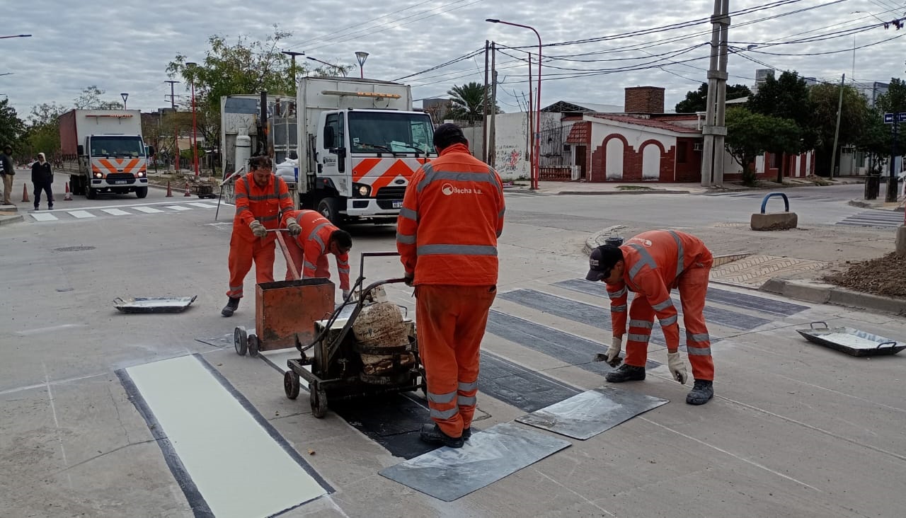 Realizan la demarcación de sendas peatonales en el nuevo pavimento de ...